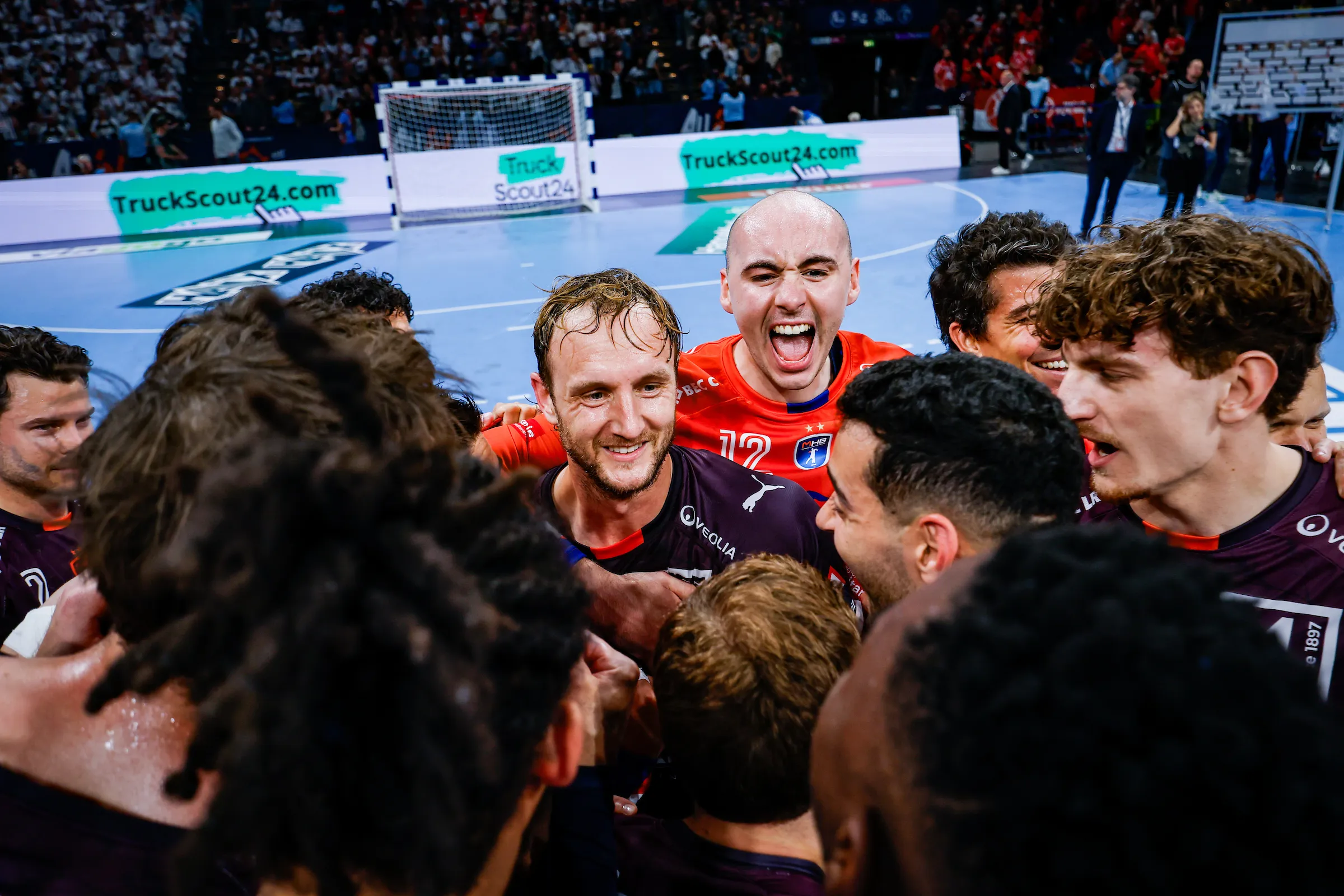 Coverage of Maschinensucher EHF Finals 2025 semi-finals