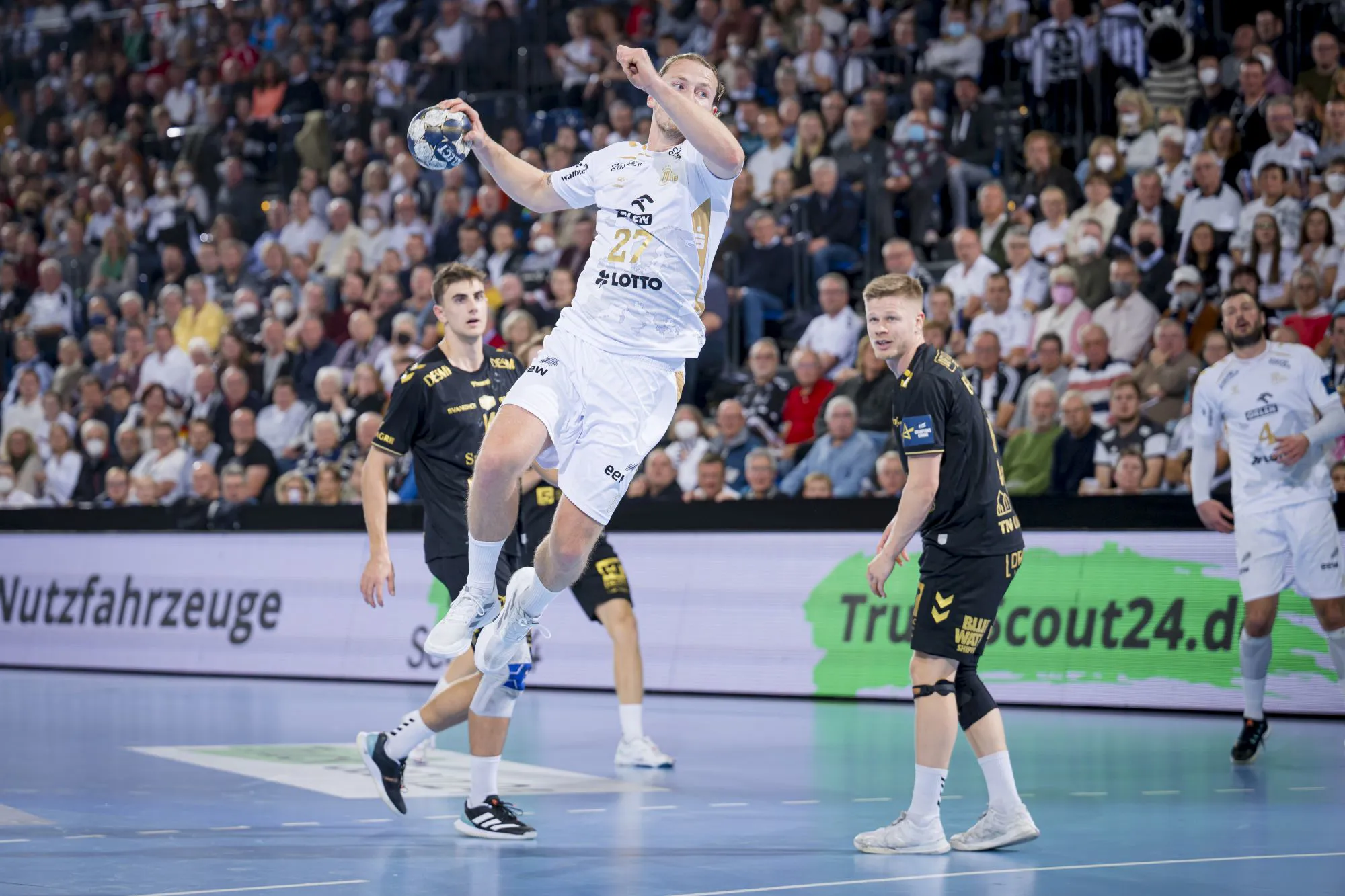 Thrilling goal-fest ends with a draw in Kiel